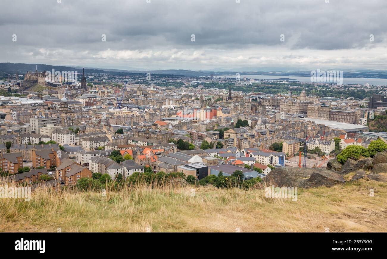 Wide view of Edinburgh skyline Stock Photo - Alamy