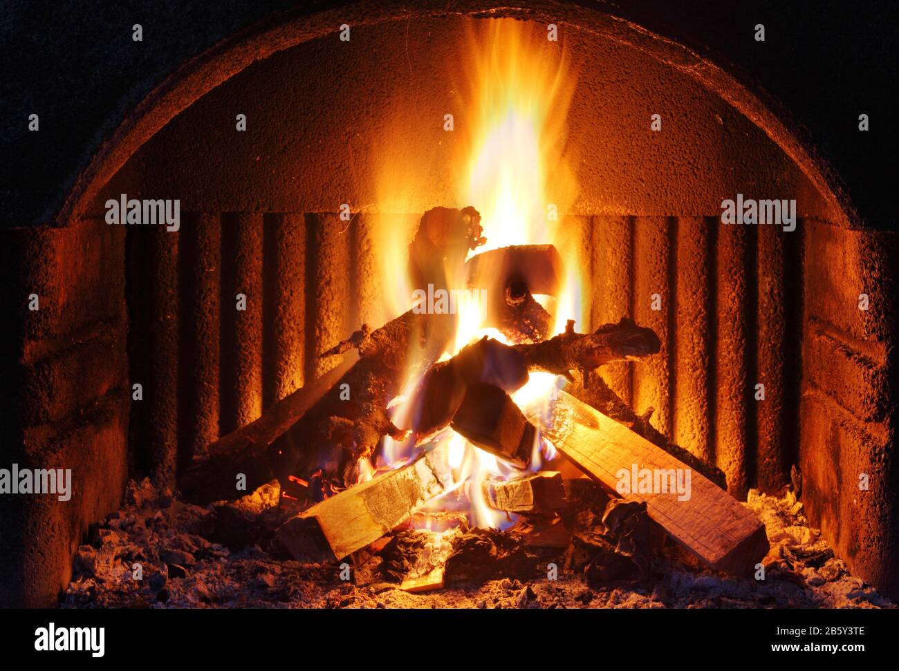 Fireplace outdoor fire wood hi-res stock photography and images - Alamy