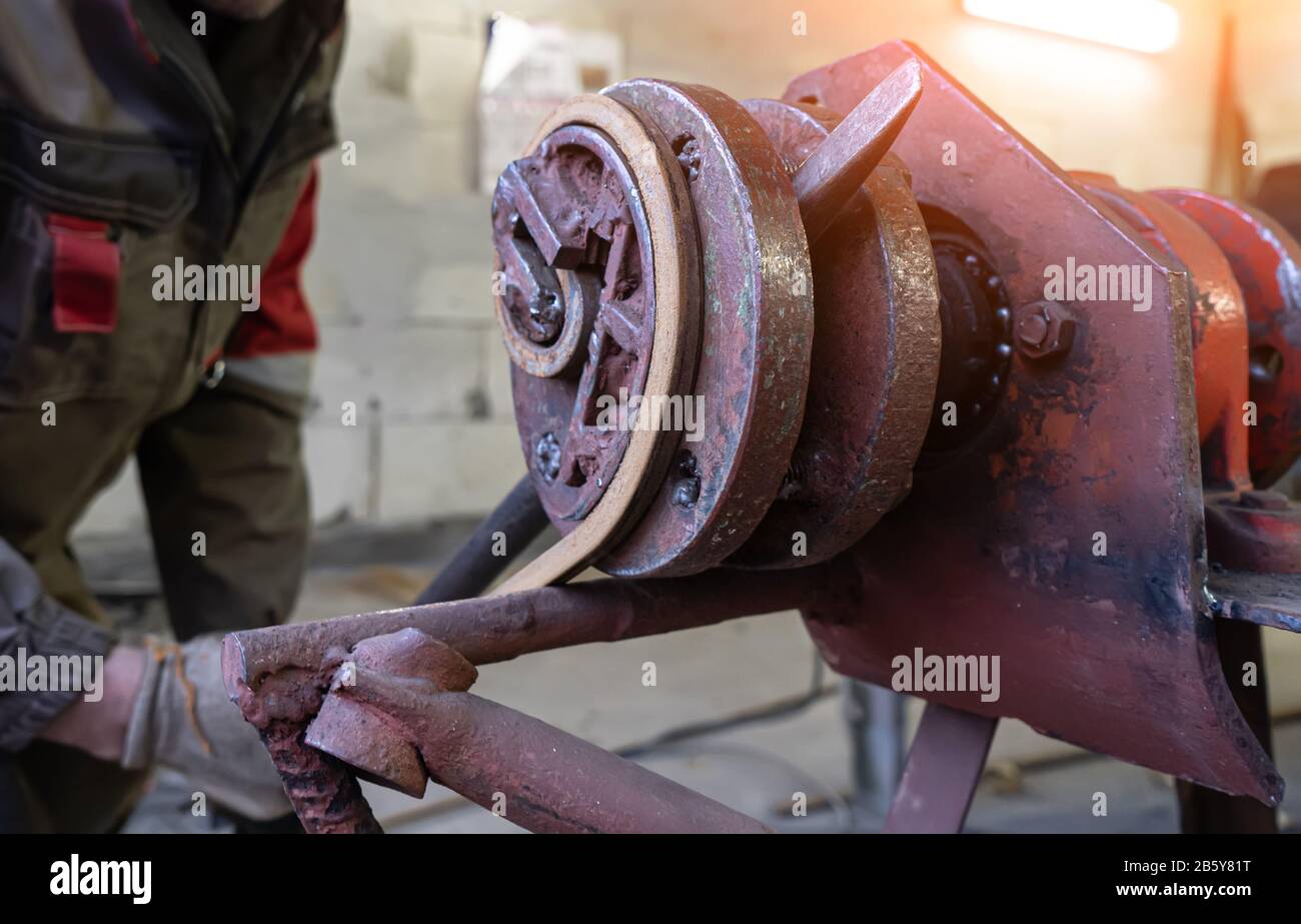 Bending metal hi-res stock photography and images - Alamy