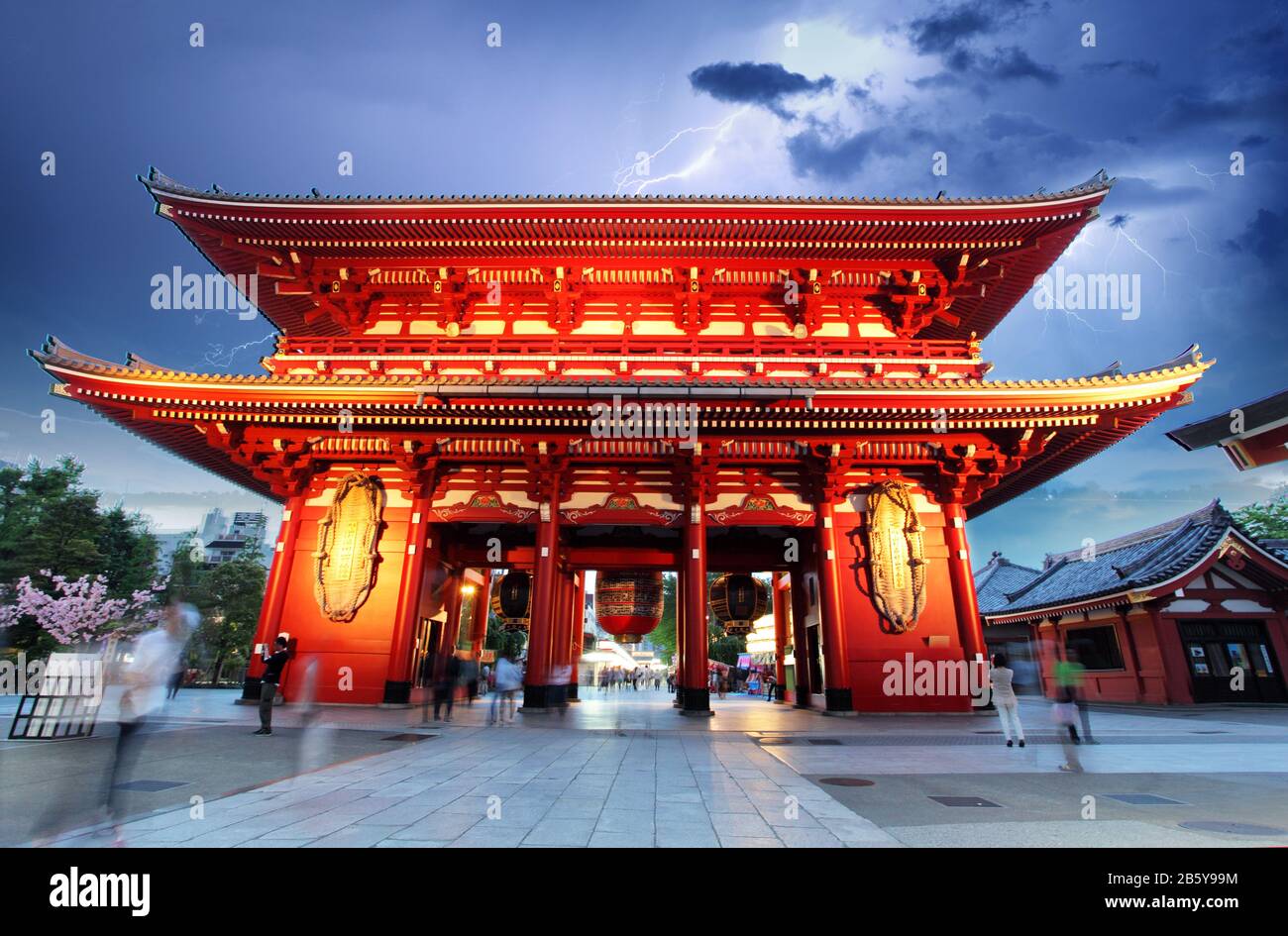 Red japanese temple hi-res stock photography and images - Alamy
