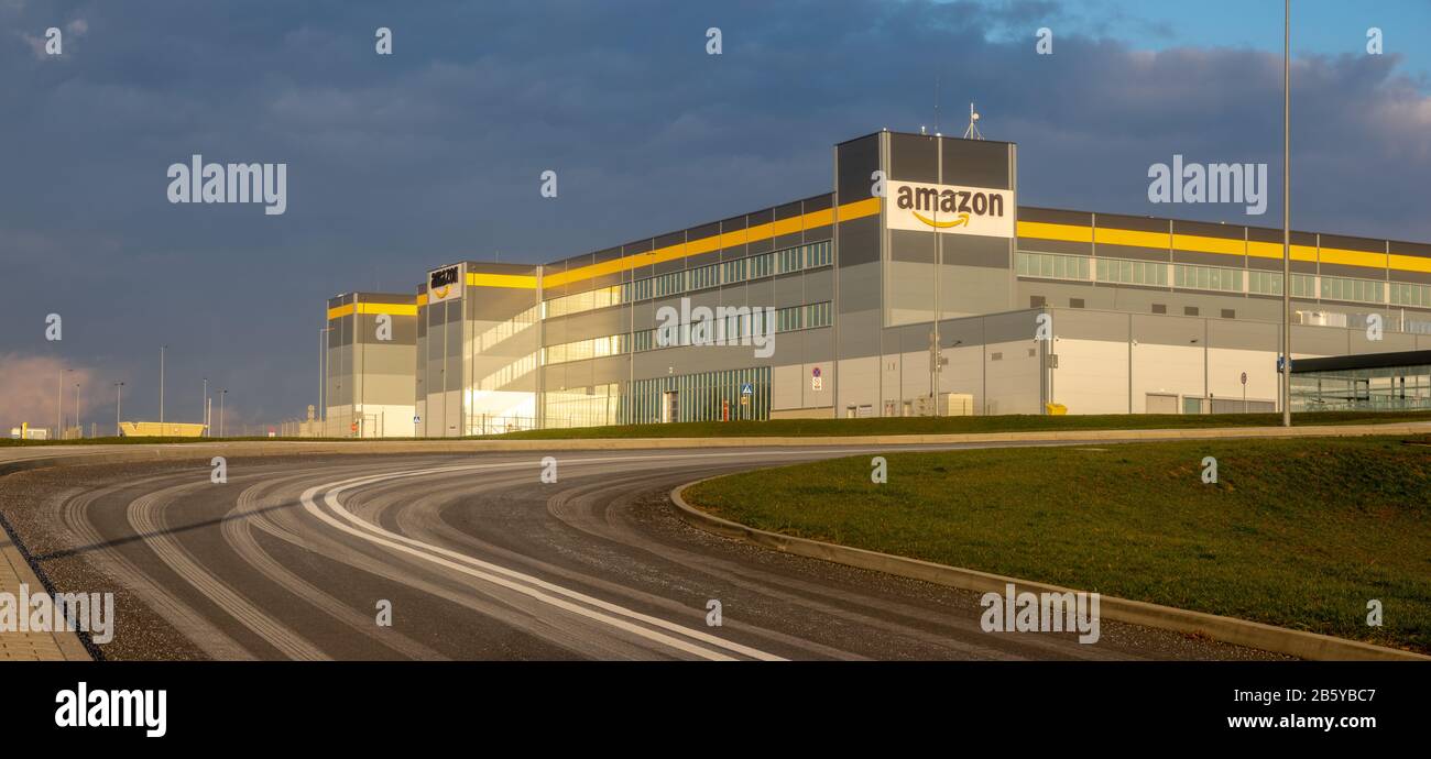 Amazon logistics center hi-res stock photography and images - Alamy