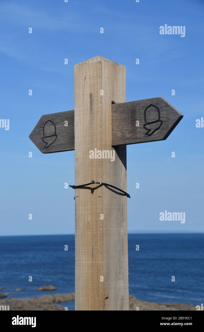 Sign pointing north south hi-res stock photography and images - Alamy