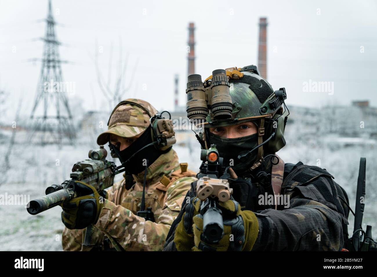 Wall two standing soldiers hi-res stock photography and images - Alamy