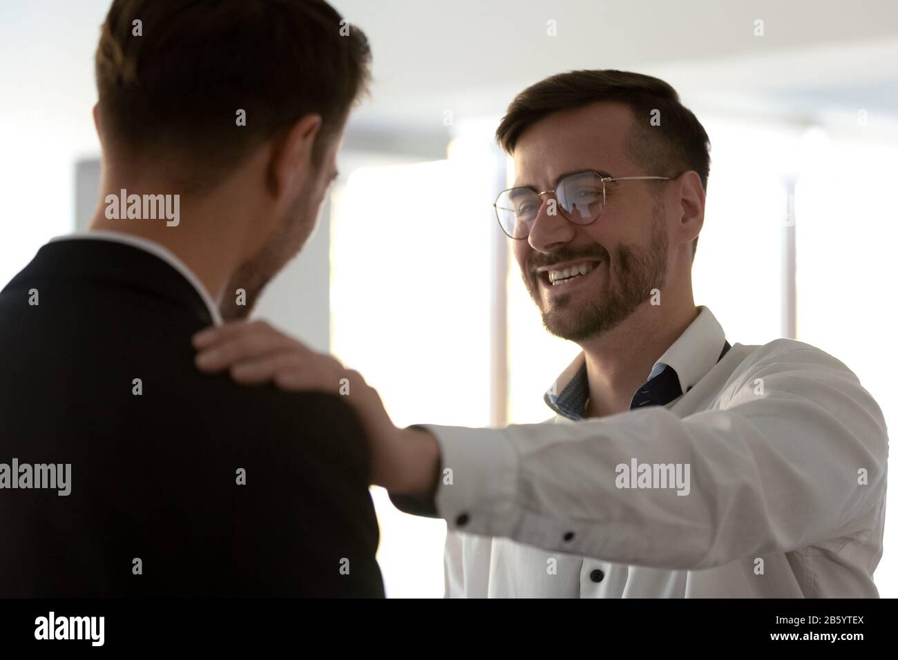 Hand on the shoulder hi-res stock photography and images - Alamy