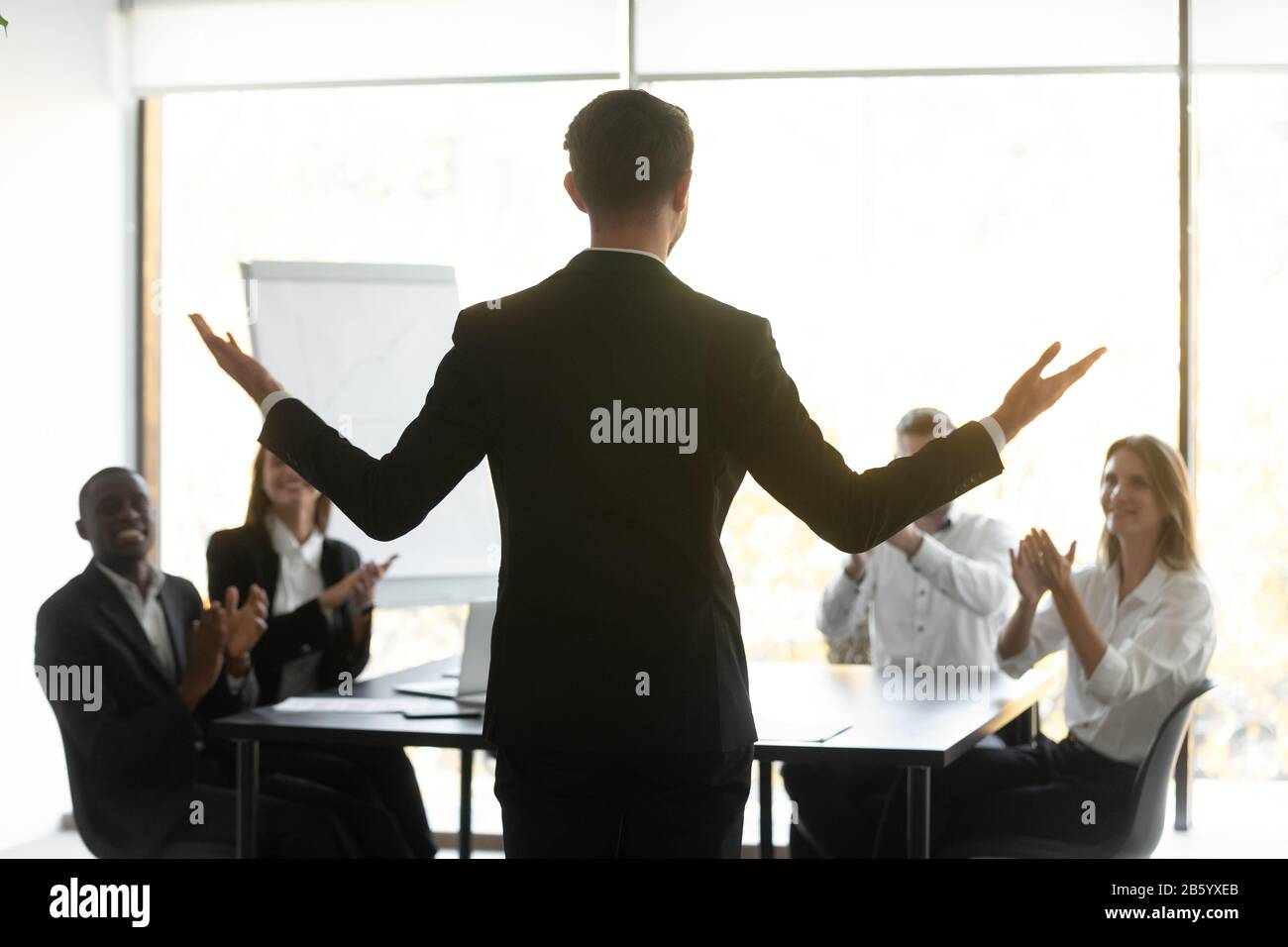 Leader motivating team hi-res stock photography and images - Alamy