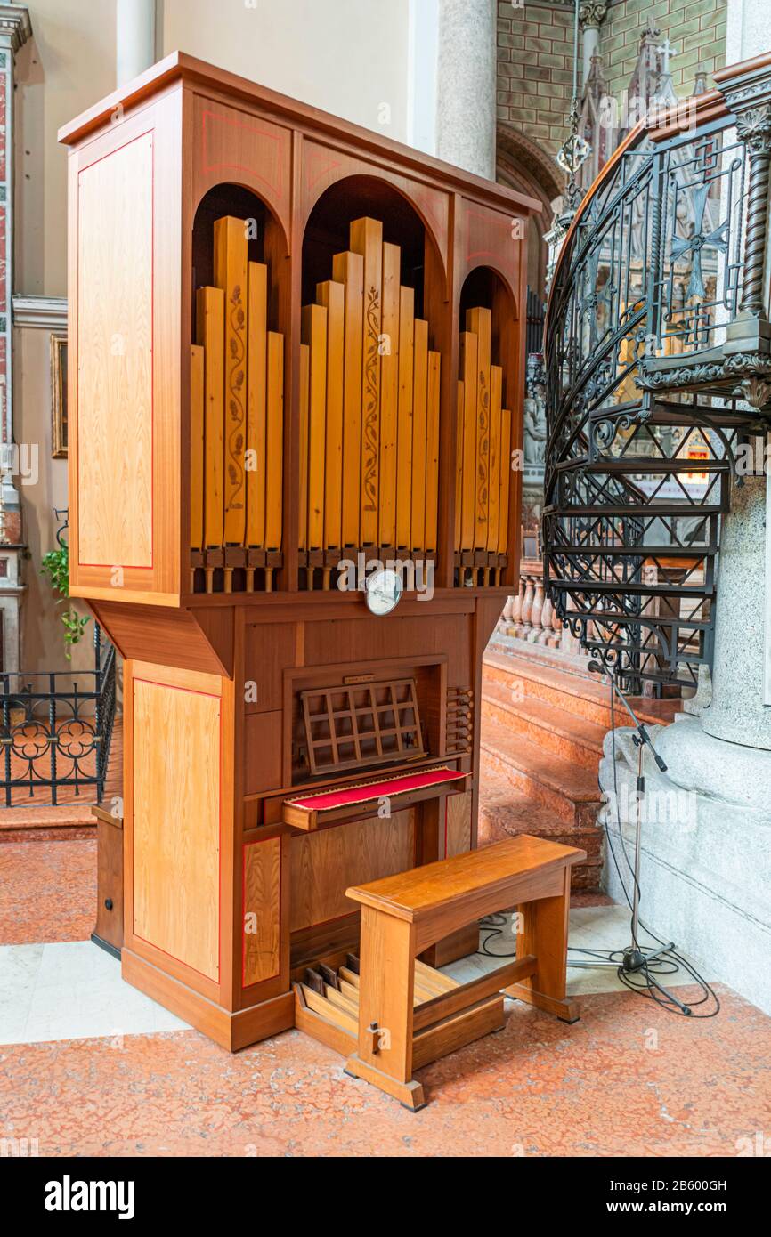 Church organ indoor photo hi-res stock photography and images - Alamy
