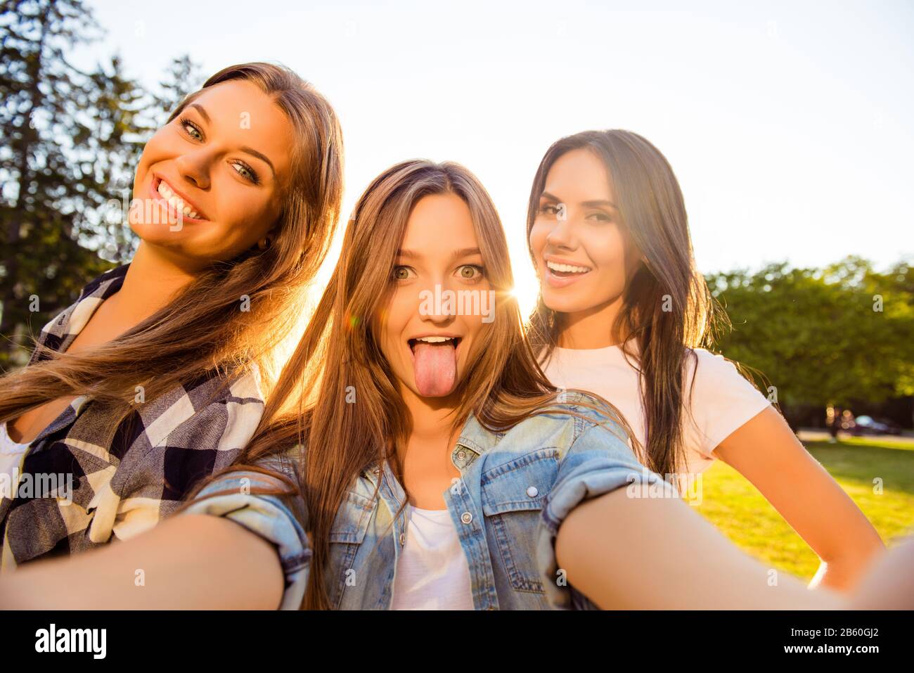 Three girls friends walk together hi-res stock photography and images ...
