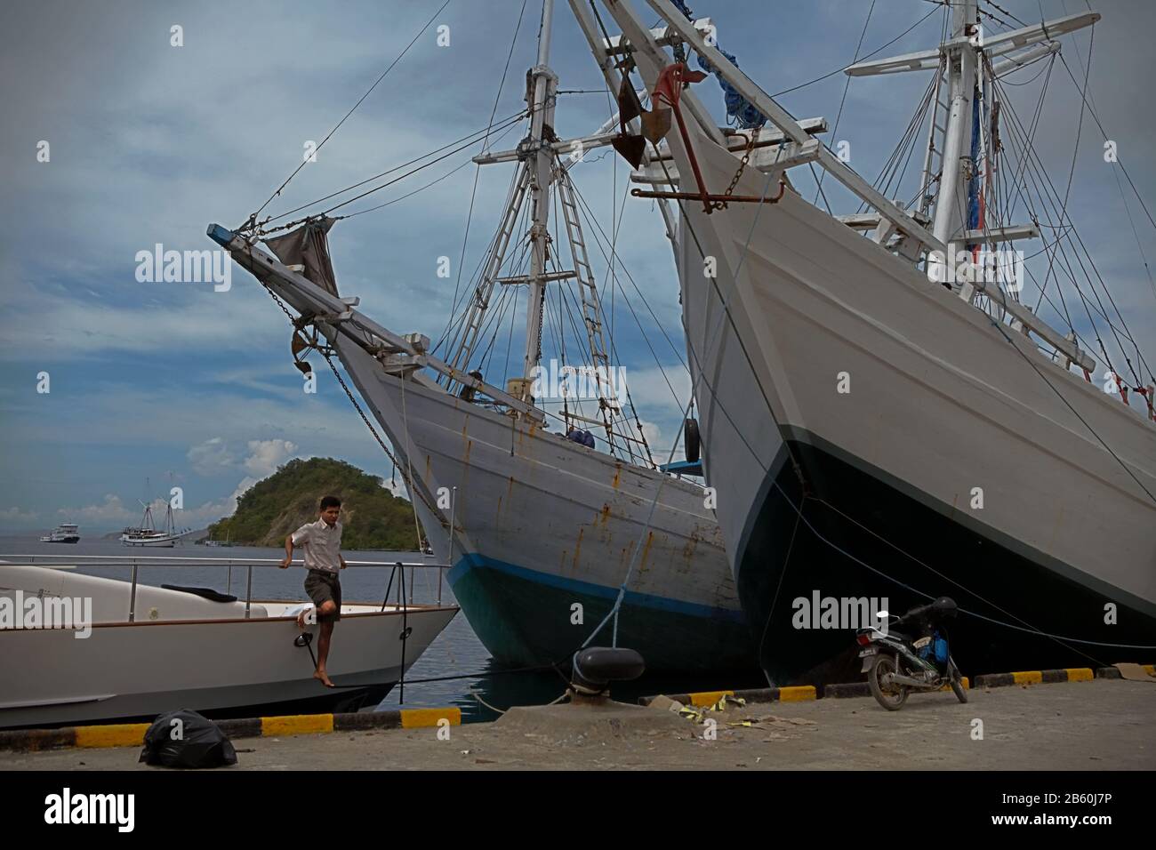 Phinisi schooners hi-res stock photography and images - Alamy