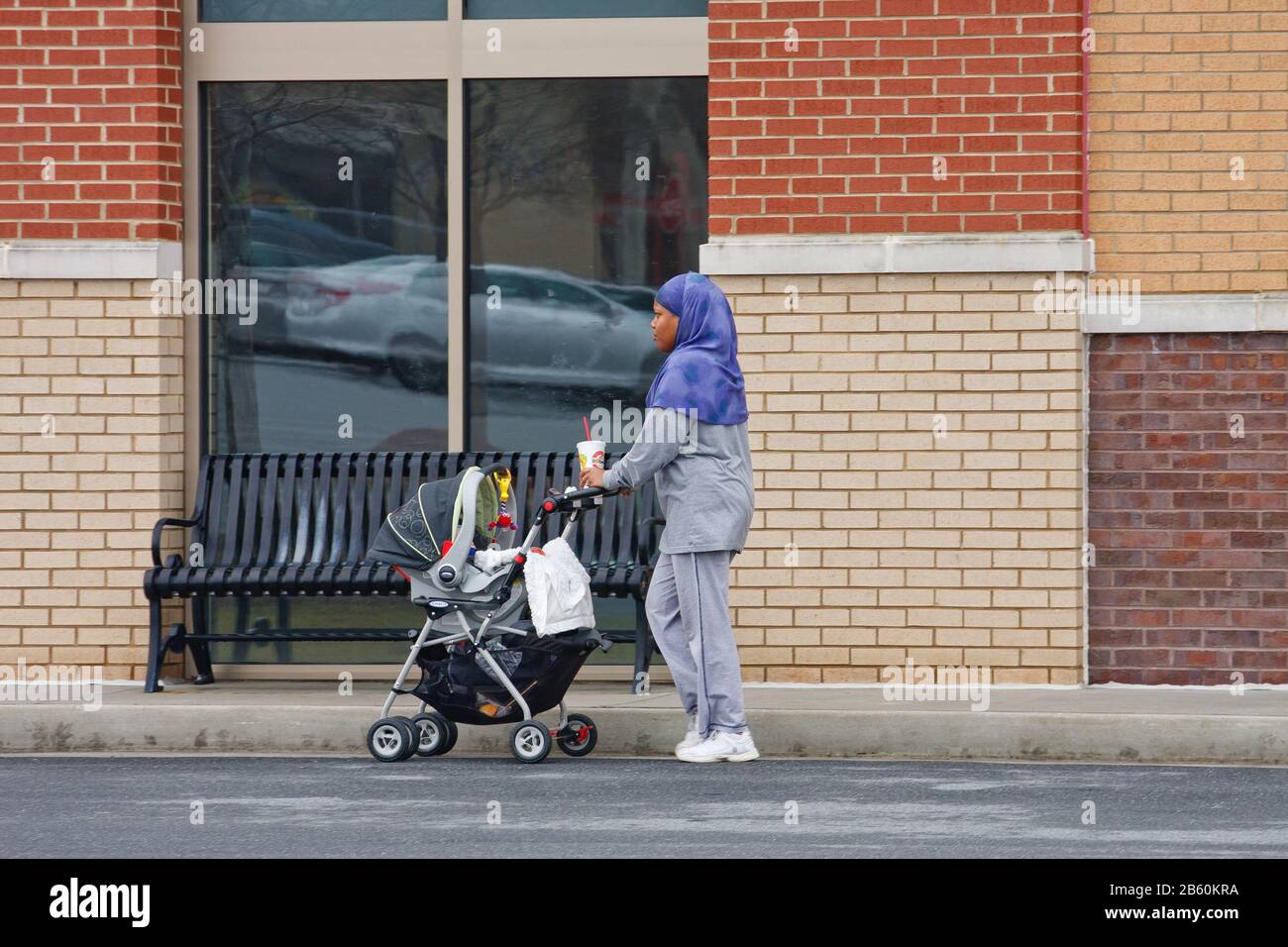 Hijabis hi-res stock photography and images - Alamy