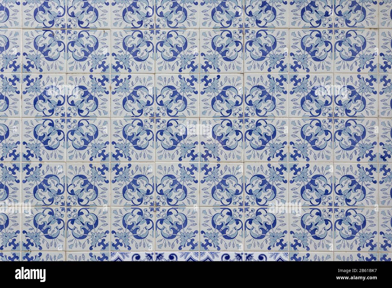 Blue portuguese tiles hi-res stock photography and images - Alamy