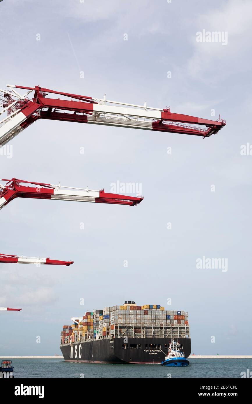 Container ship arriving at Container Terminal, Barcelona harbour ...
