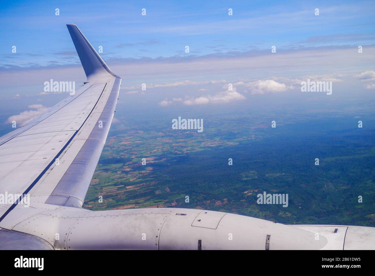Airplane flying over agricultural field hi-res stock photography and ...