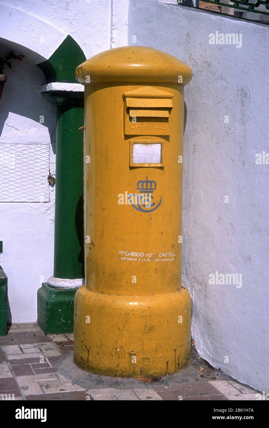 White pillar box hi-res stock photography and images - Alamy