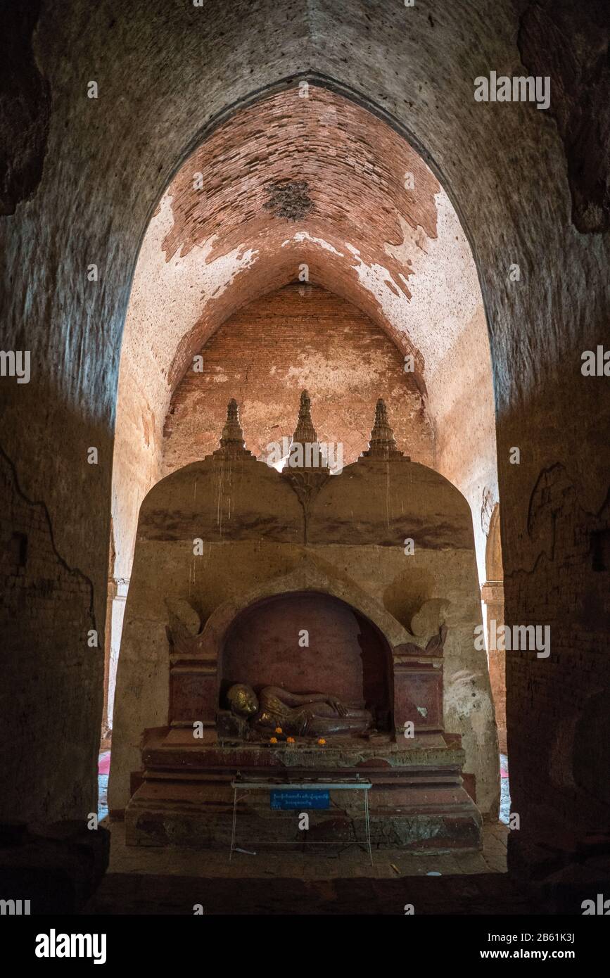 Bagan dhammayangyi temple tourists hi-res stock photography and images ...