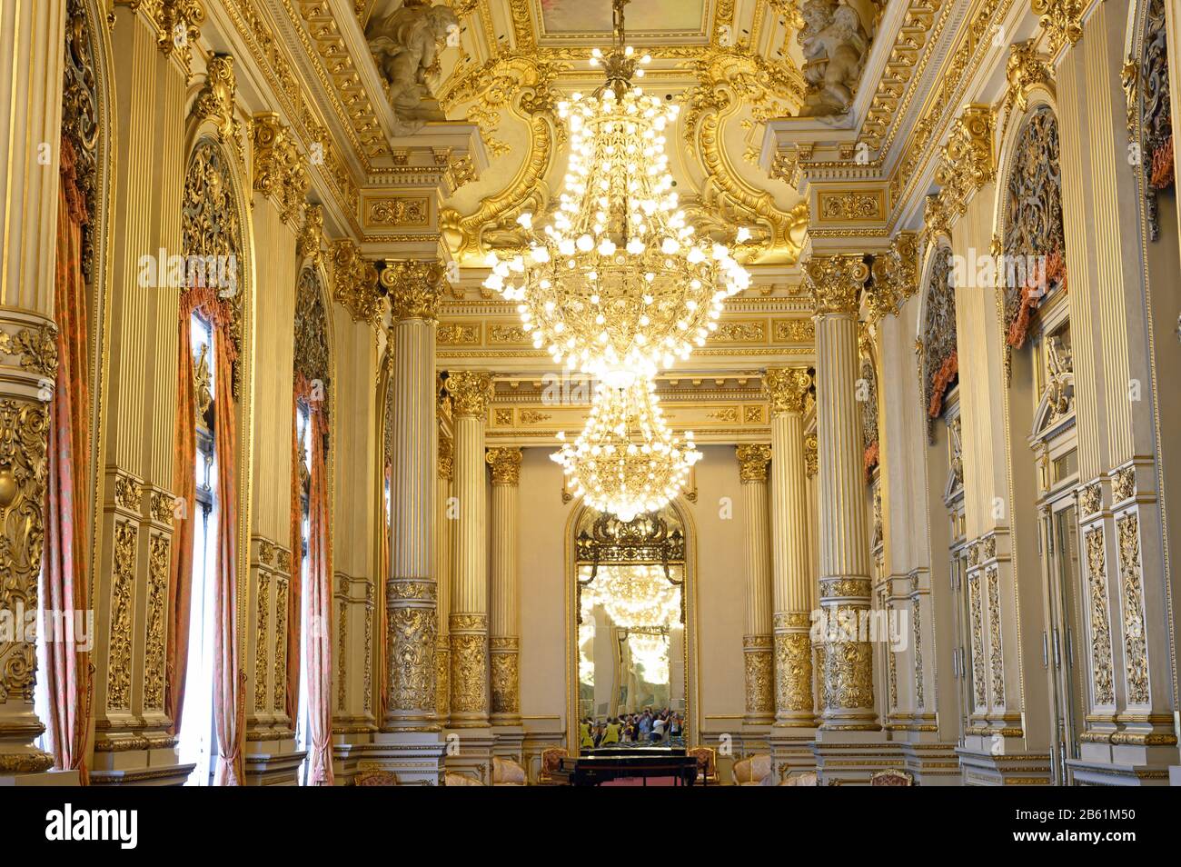Buenos Aires, Deutschland. 28th Dec, 2019. The Teatro Colón in Buenos ...