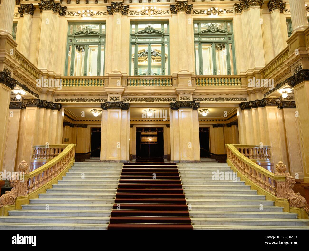 Buenos Aires, Deutschland. 28th Dec, 2019. The Teatro Colón in Buenos ...