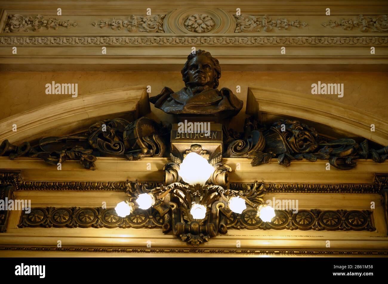 Buenos Aires, Deutschland. 28th Dec, 2019. The Teatro Colón in Buenos ...