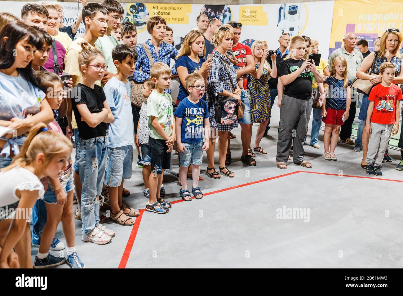 Kid surprised crowd hi-res stock photography and images - Alamy