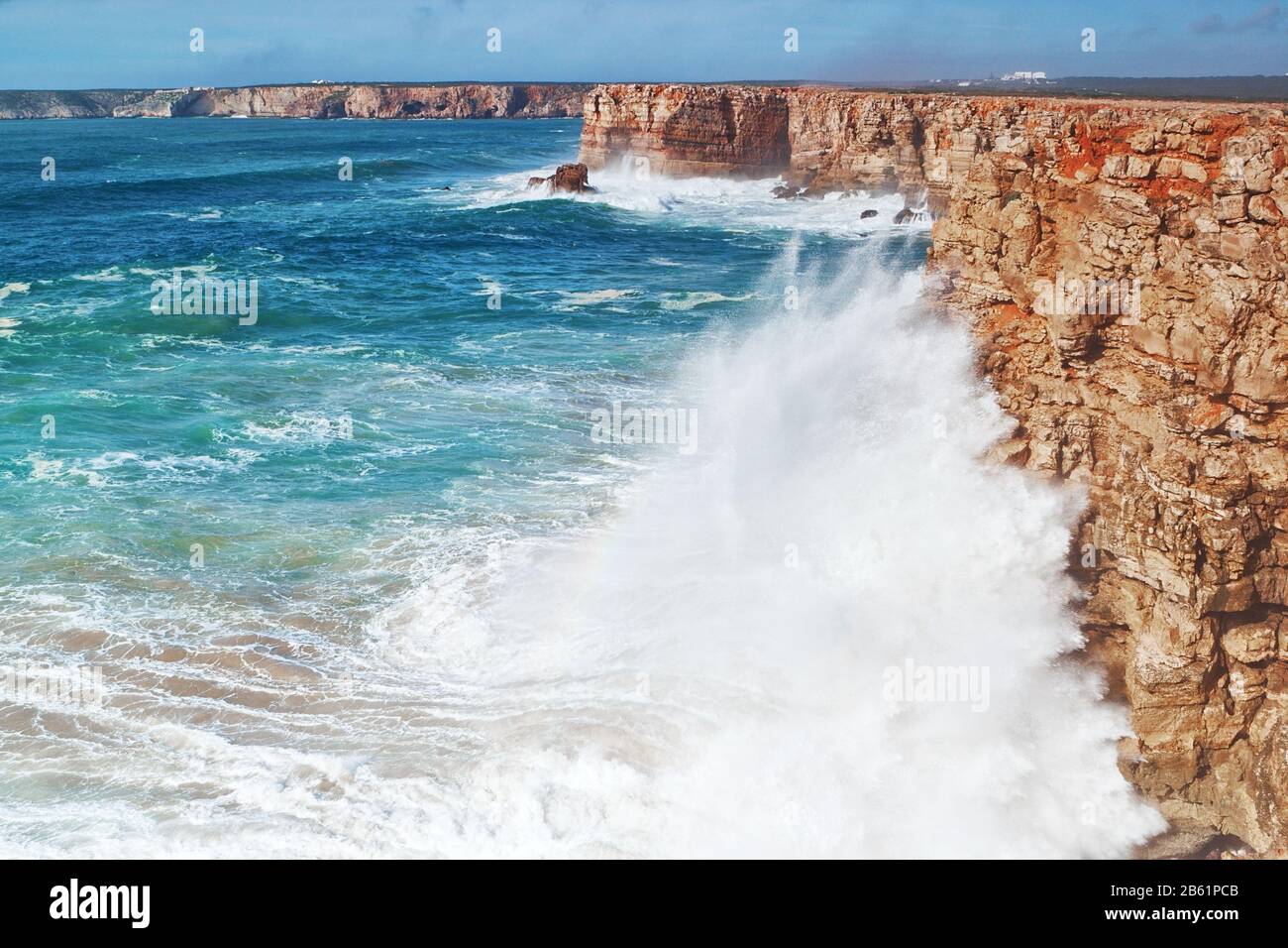 Water splashing against rocks sun hi-res stock photography and images ...