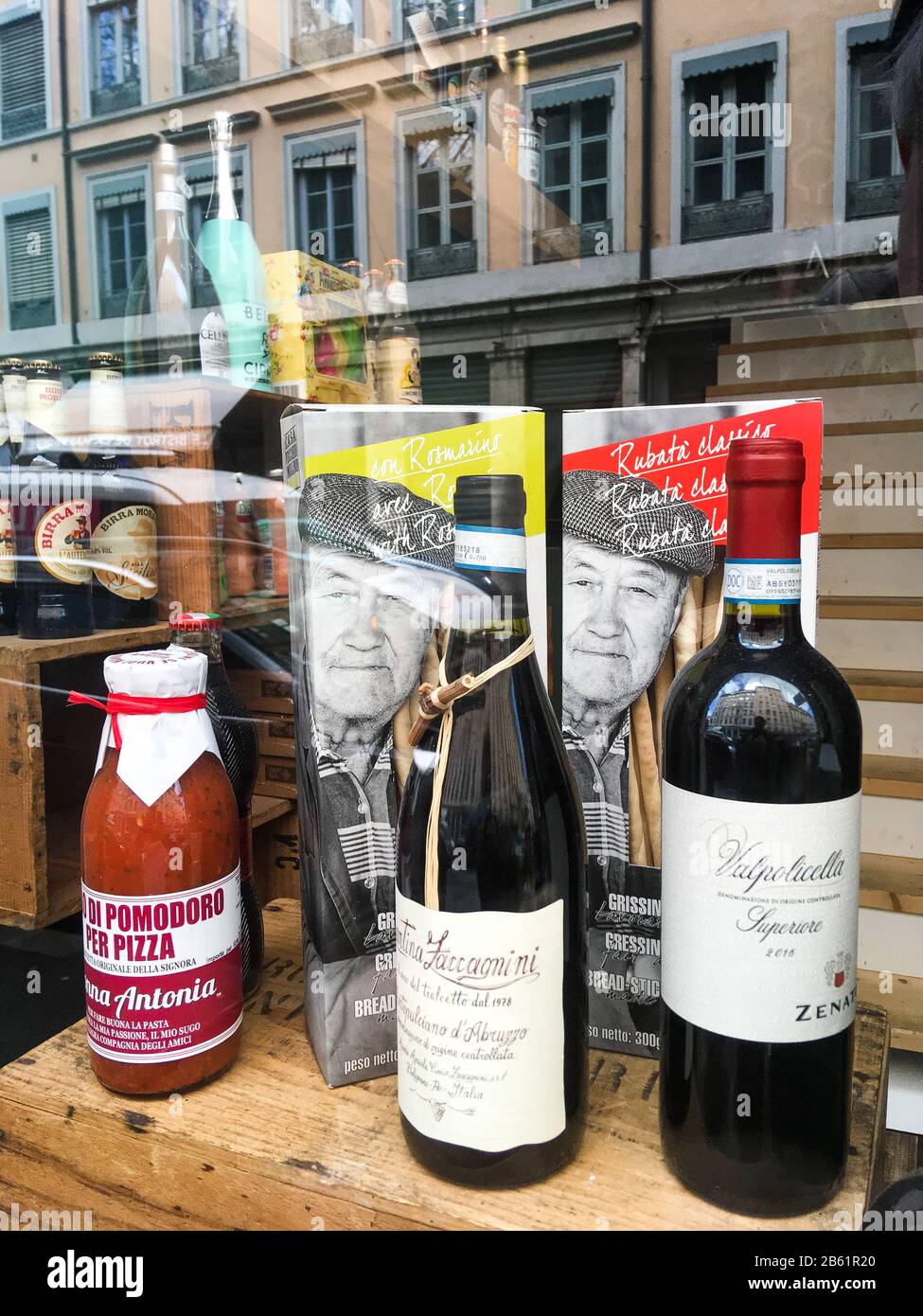 Italian food shop, Lyon, France Stock Photo - Alamy