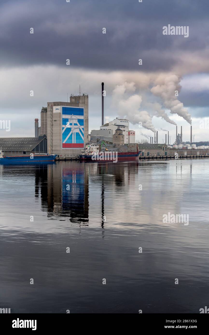 Portland cement factory hi-res stock photography and images - Alamy