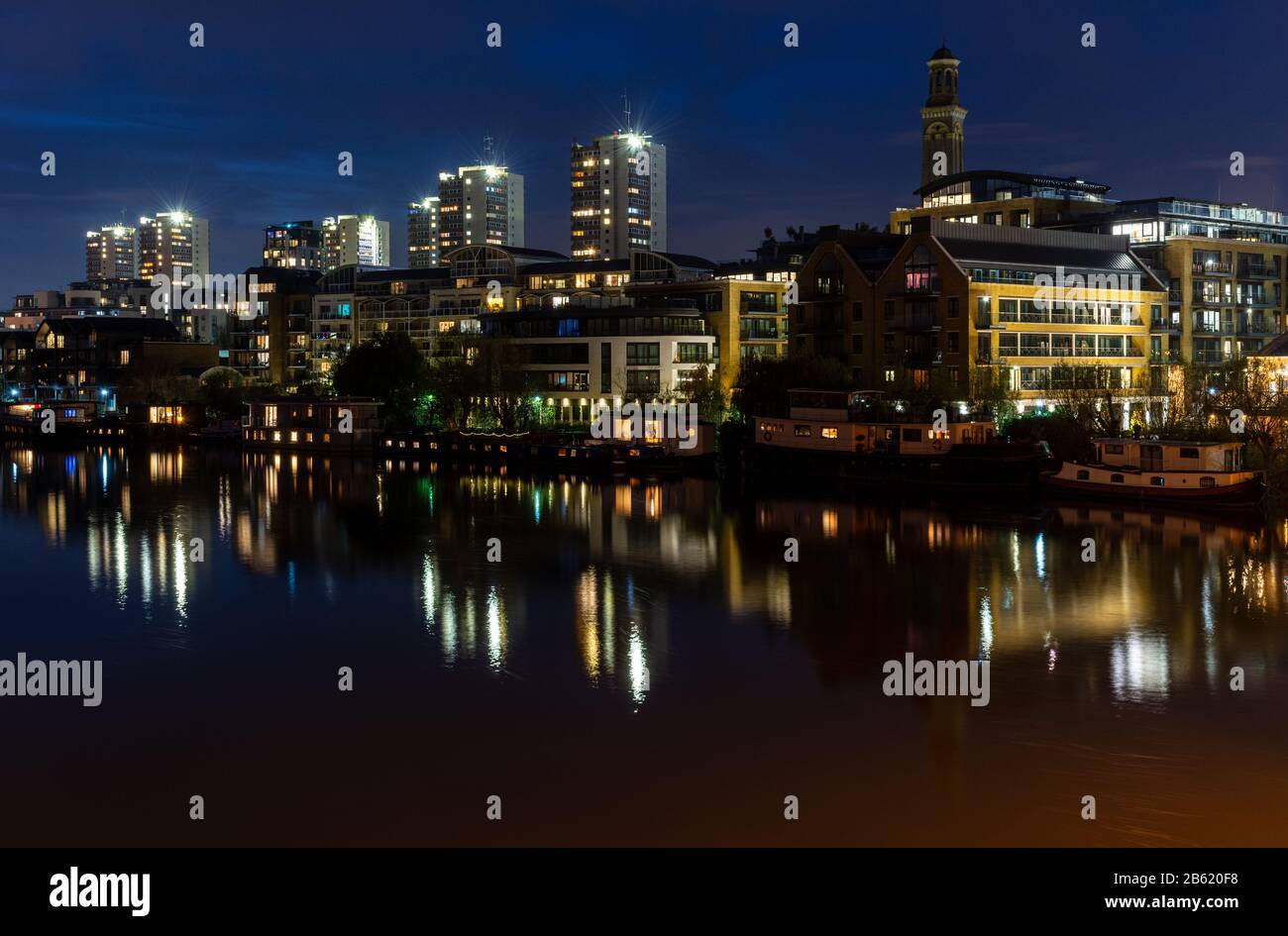 Houseboats and apartment buildings line the Thames riverfront at ...