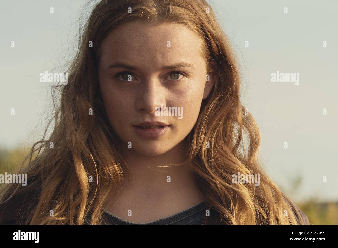 LUNA WEDLER in CLOSE TO THE HORIZON (2019) -Original title: DEM ...