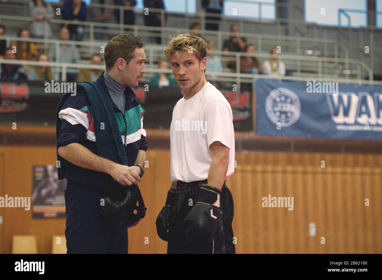 JANNIK SCHUMANN and FREDERICK LAU in CLOSE TO THE HORIZON (2019 ...