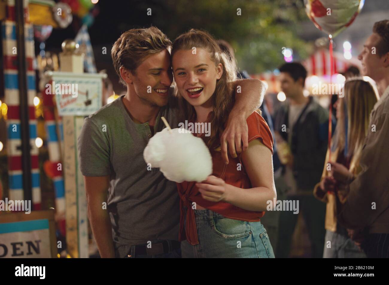 LUNA WEDLER and JANNIK SCHUMANN in CLOSE TO THE HORIZON (2019 ...