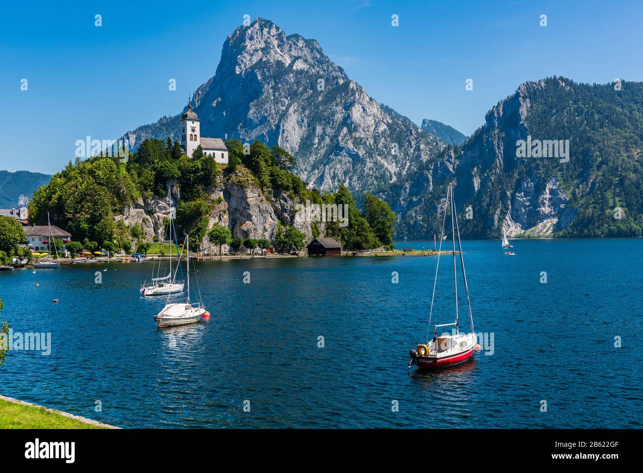 View of the village of Traunkirchen on the Traunsee in Salzkammergut ...