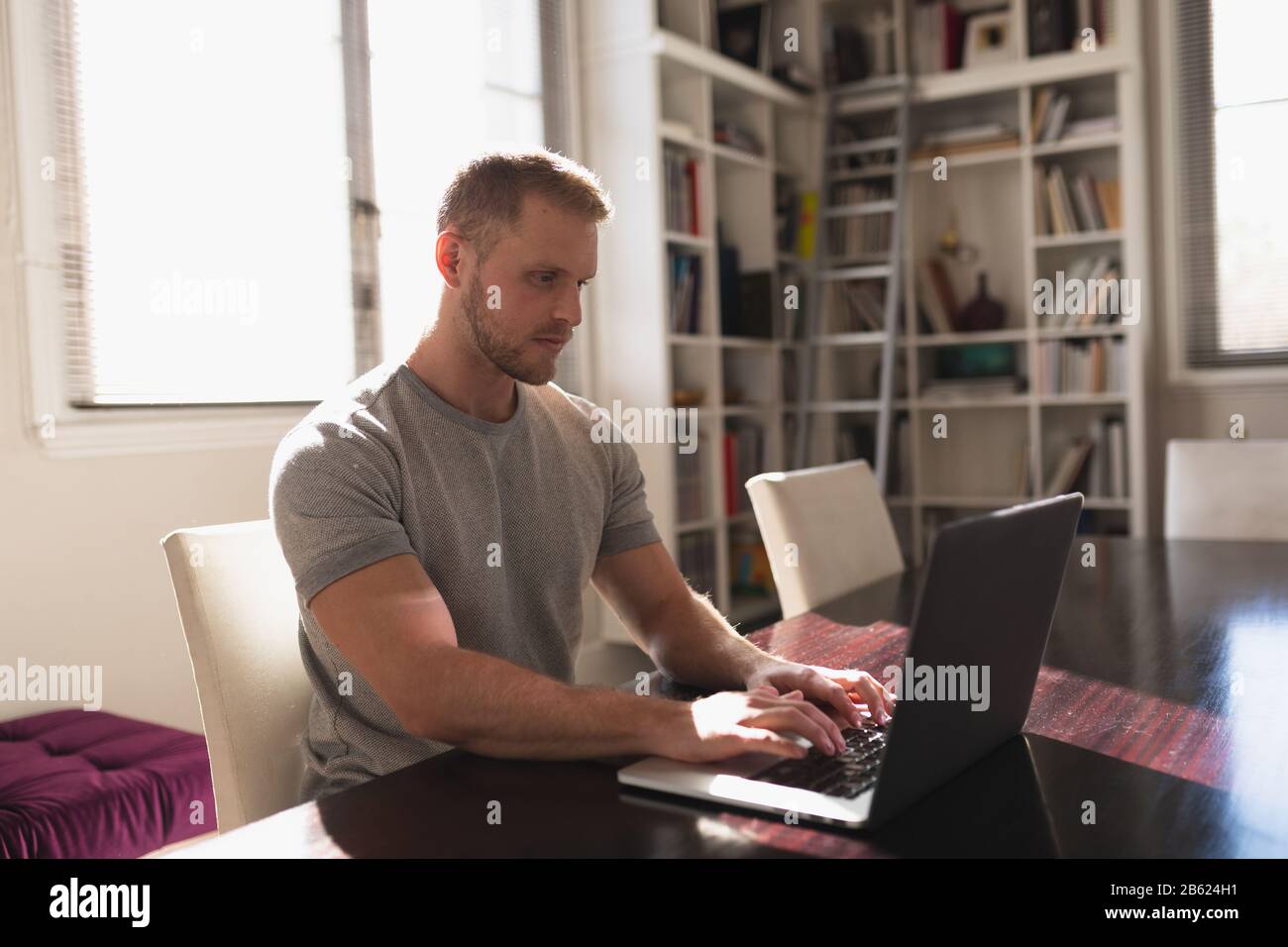 Leisure using laptop young hi-res stock photography and images - Alamy