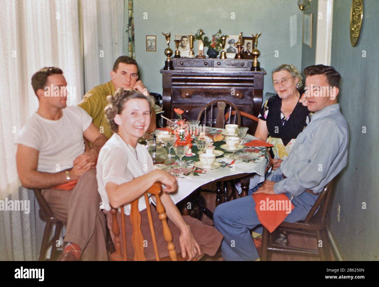 Family dinner 1950's hi-res stock photography and images - Alamy