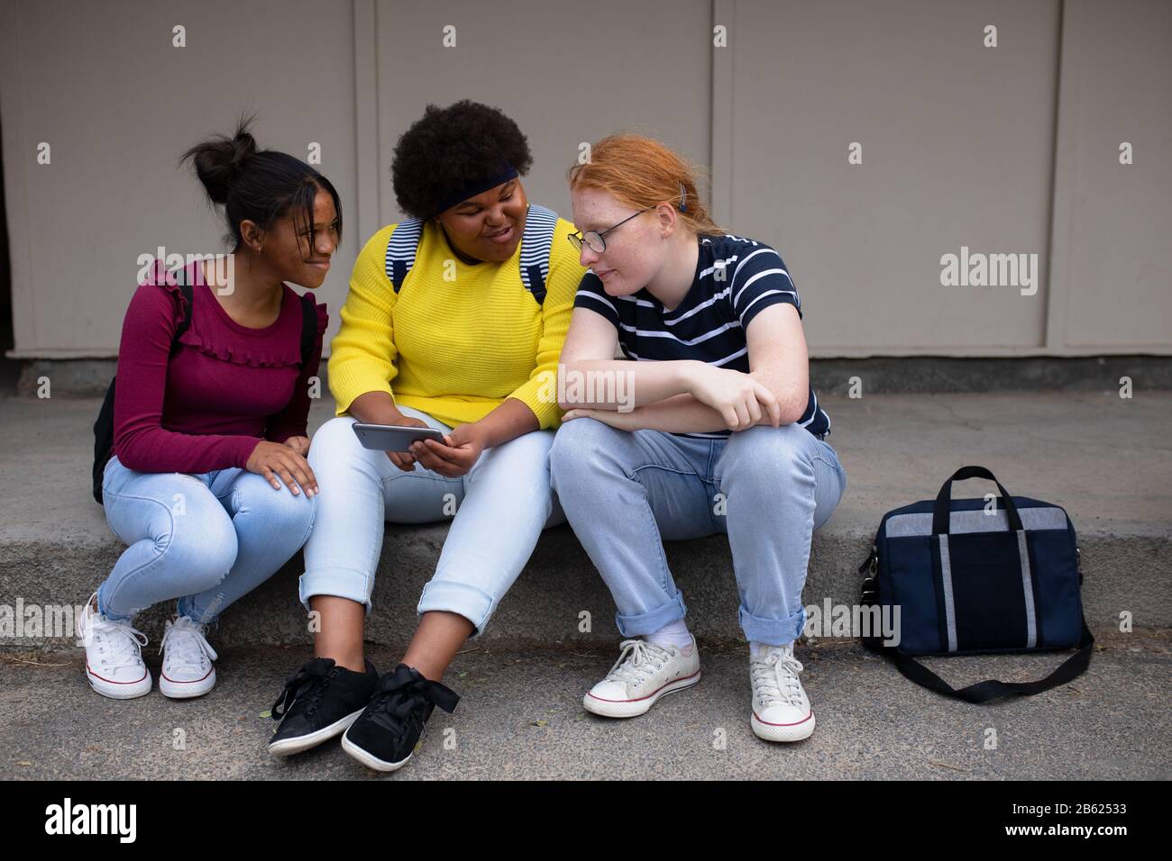 Girl looking at friends hi-res stock photography and images - Alamy