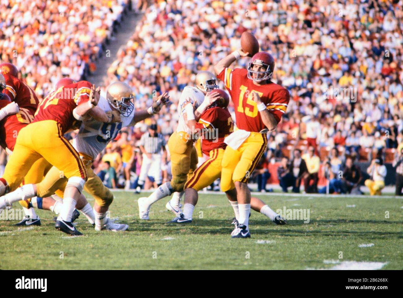 USC quarterback Scott Tinsley during a Notre Dame vs. USC game throwing ...