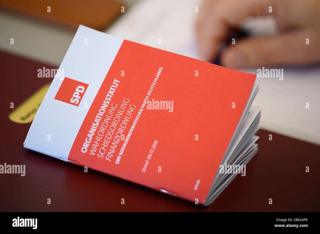 Two candidates table hi-res stock photography and images - Alamy