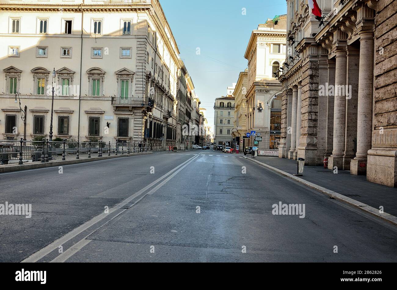 Streets and squares hi-res stock photography and images - Alamy
