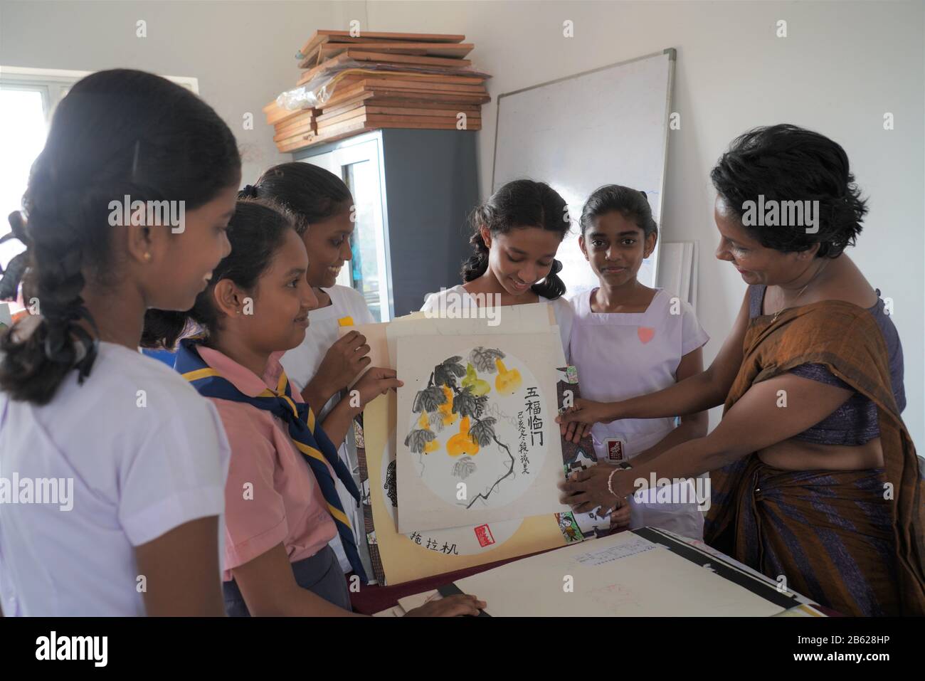 (200309) -- COLOMBO, March 9, 2020 (Xinhua) -- A teacher and students ...