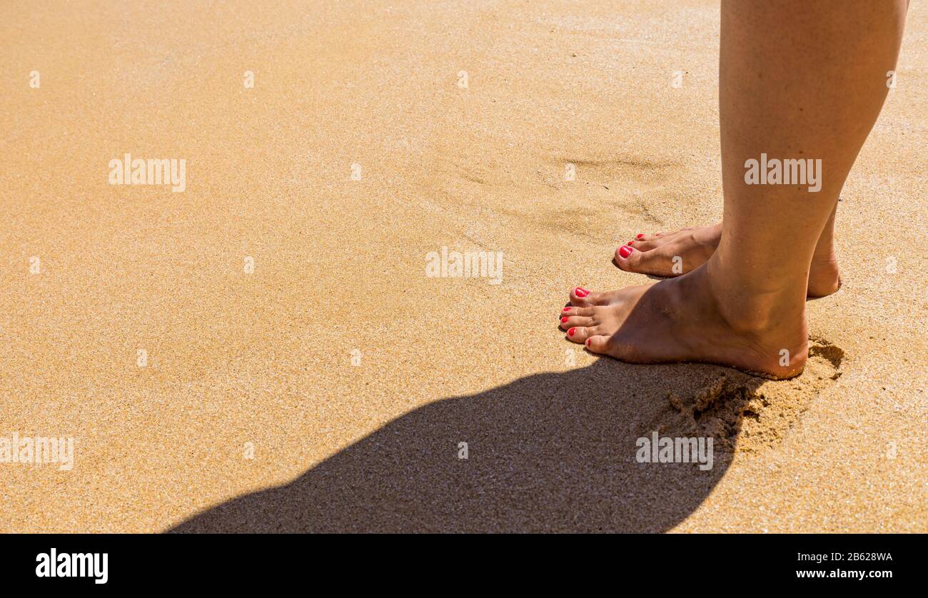 Pretty feet barefoot beach hi-res stock photography and images - Alamy