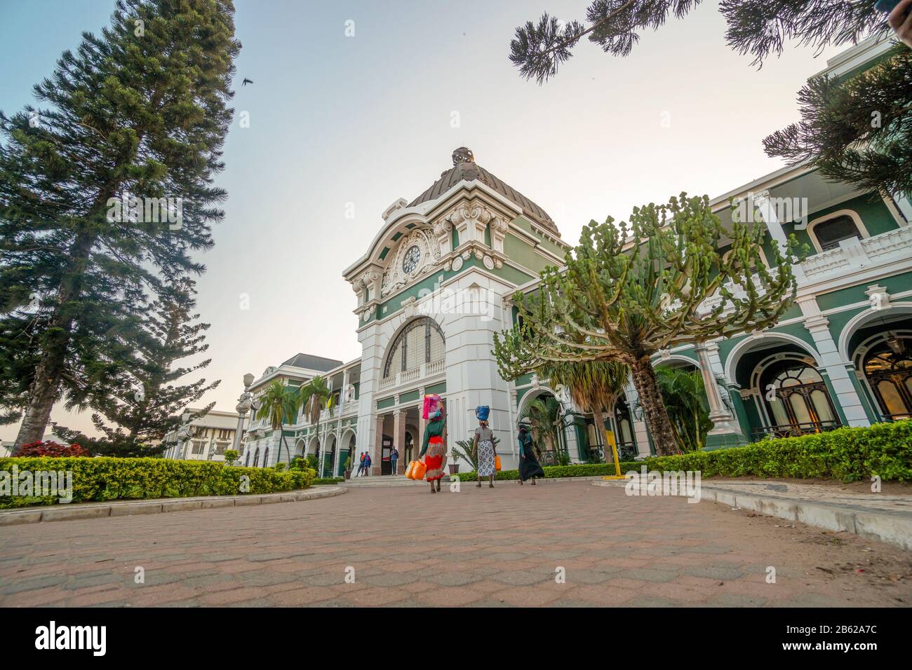 Portuguese colonial building maputo mozambique hi-res stock photography ...