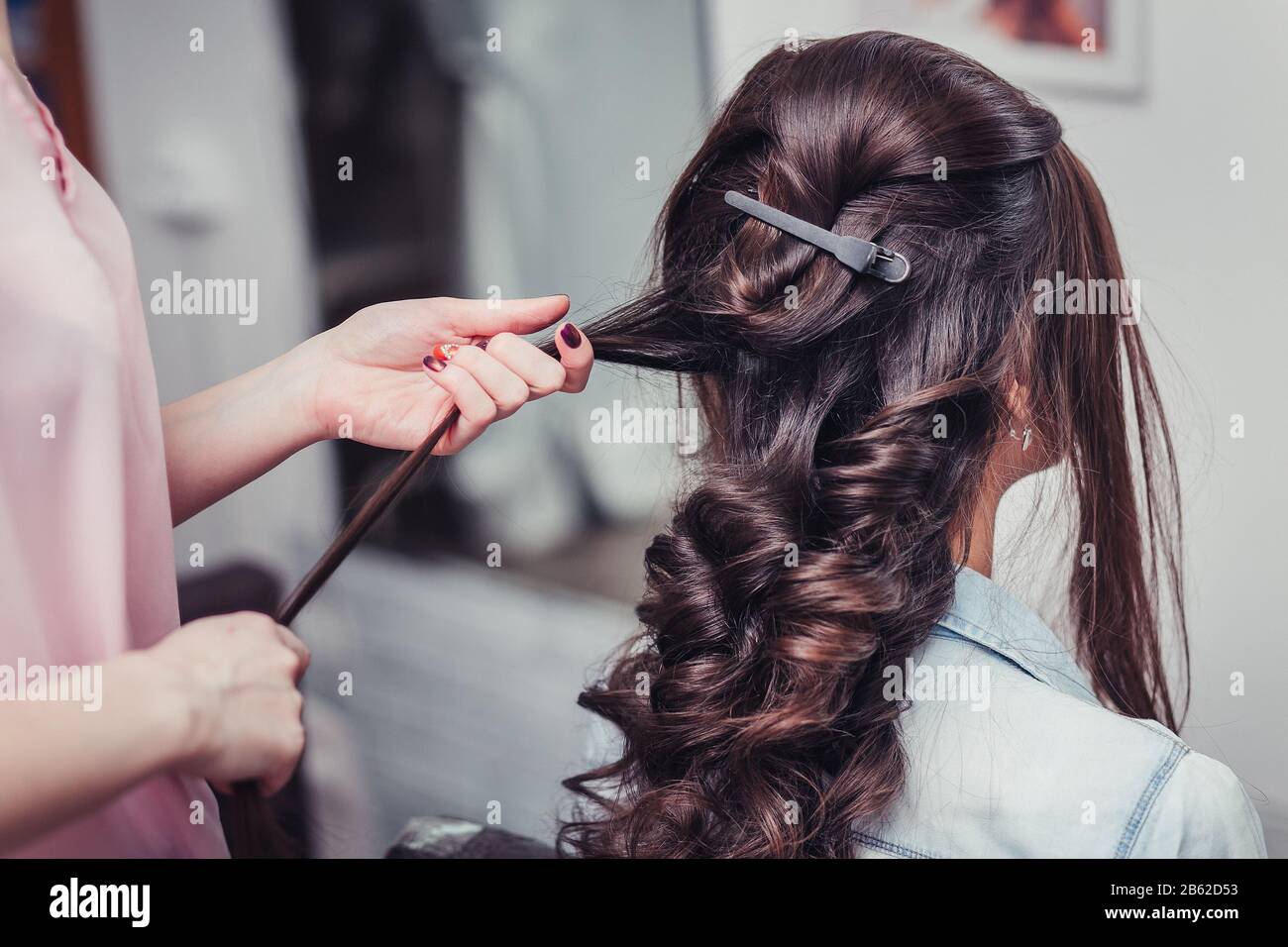 Closeup of a hairdresser coiffeur makes beauty hairstyle Stock Photo ...