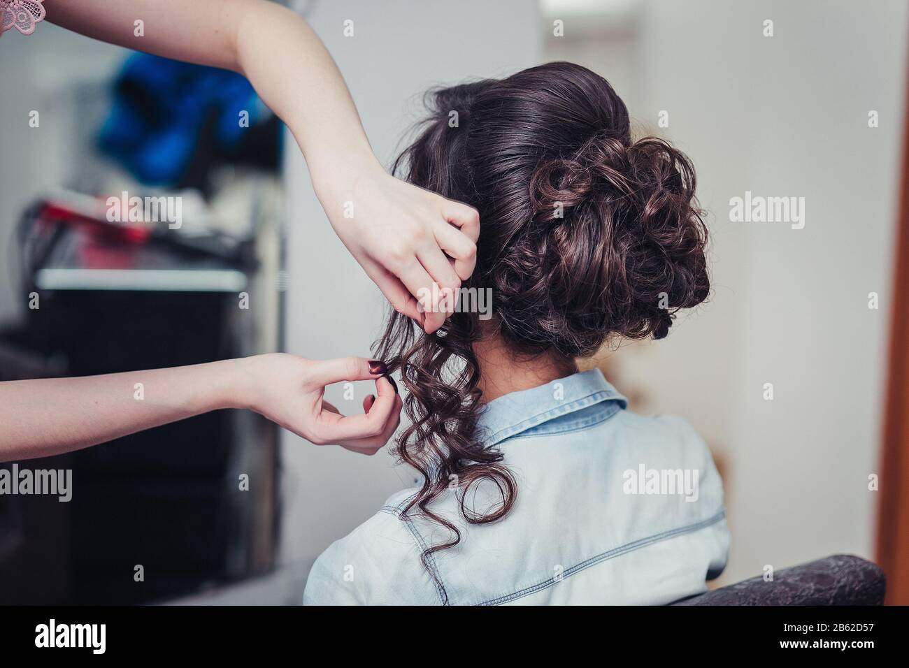 Closeup of a hairdresser coiffeur makes beauty hairstyle Stock Photo ...