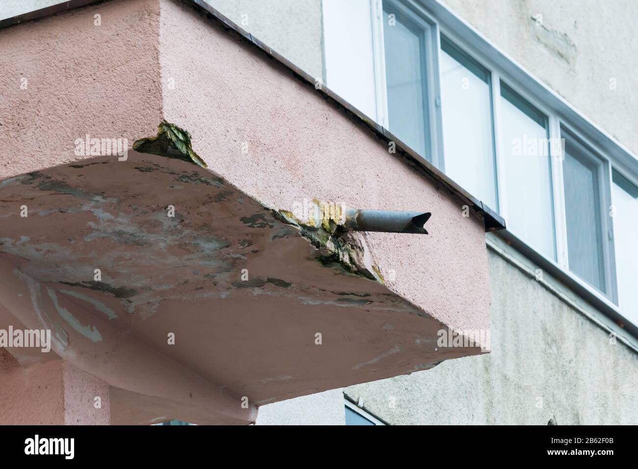 Facade of a very deteriorated building Stock Photo - Alamy