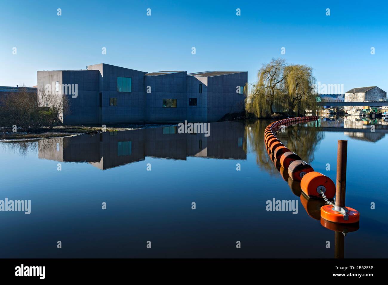 The Hepworth Wakefield art gallery and museum over the river Calder ...