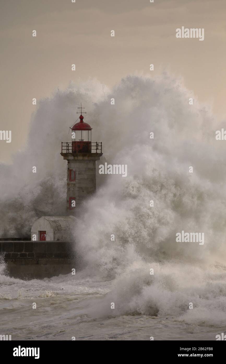 Violent Water Splash High Resolution Stock Photography and Images - Alamy