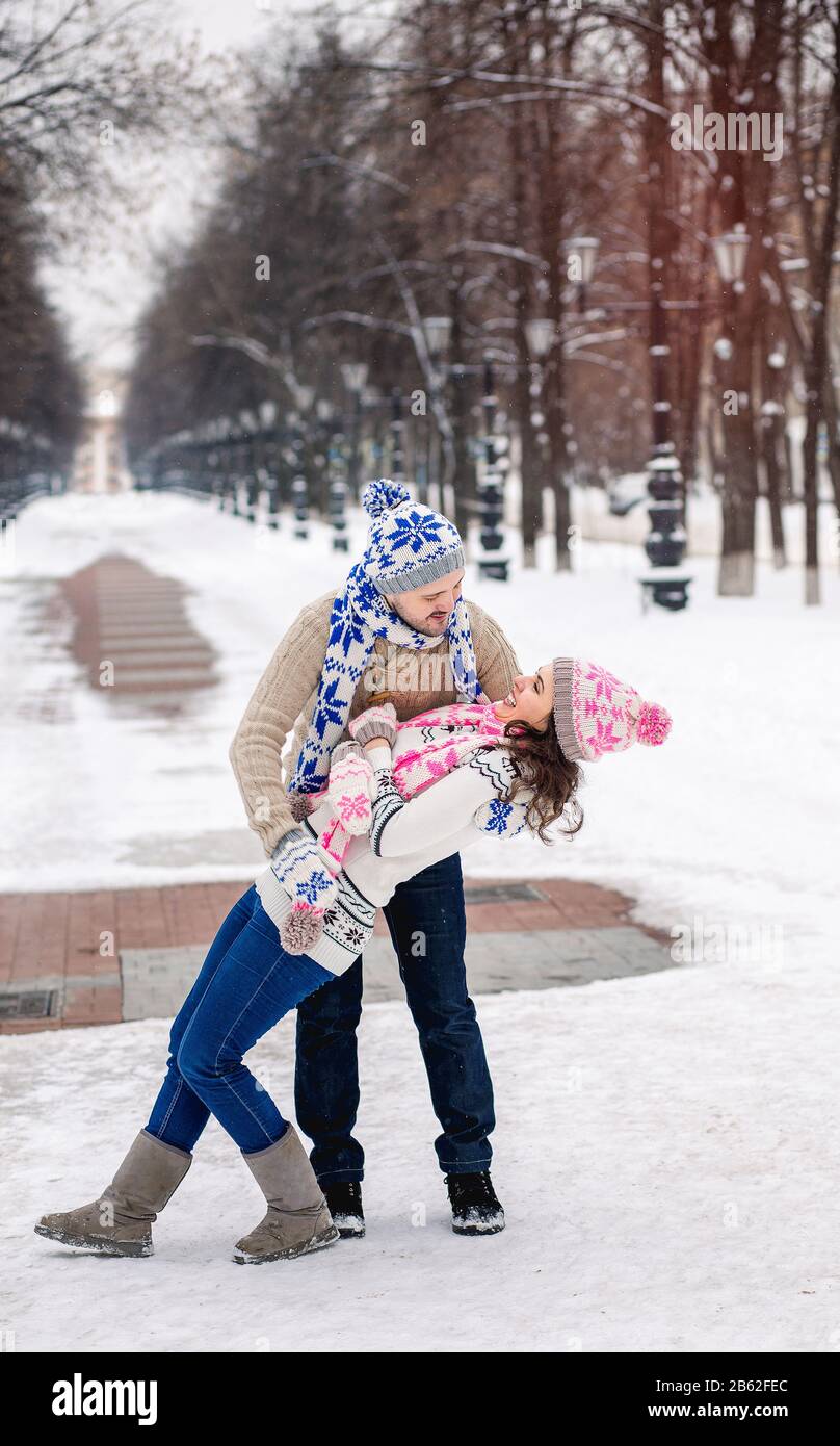 Couple dancing in snow hi-res stock photography and images - Alamy