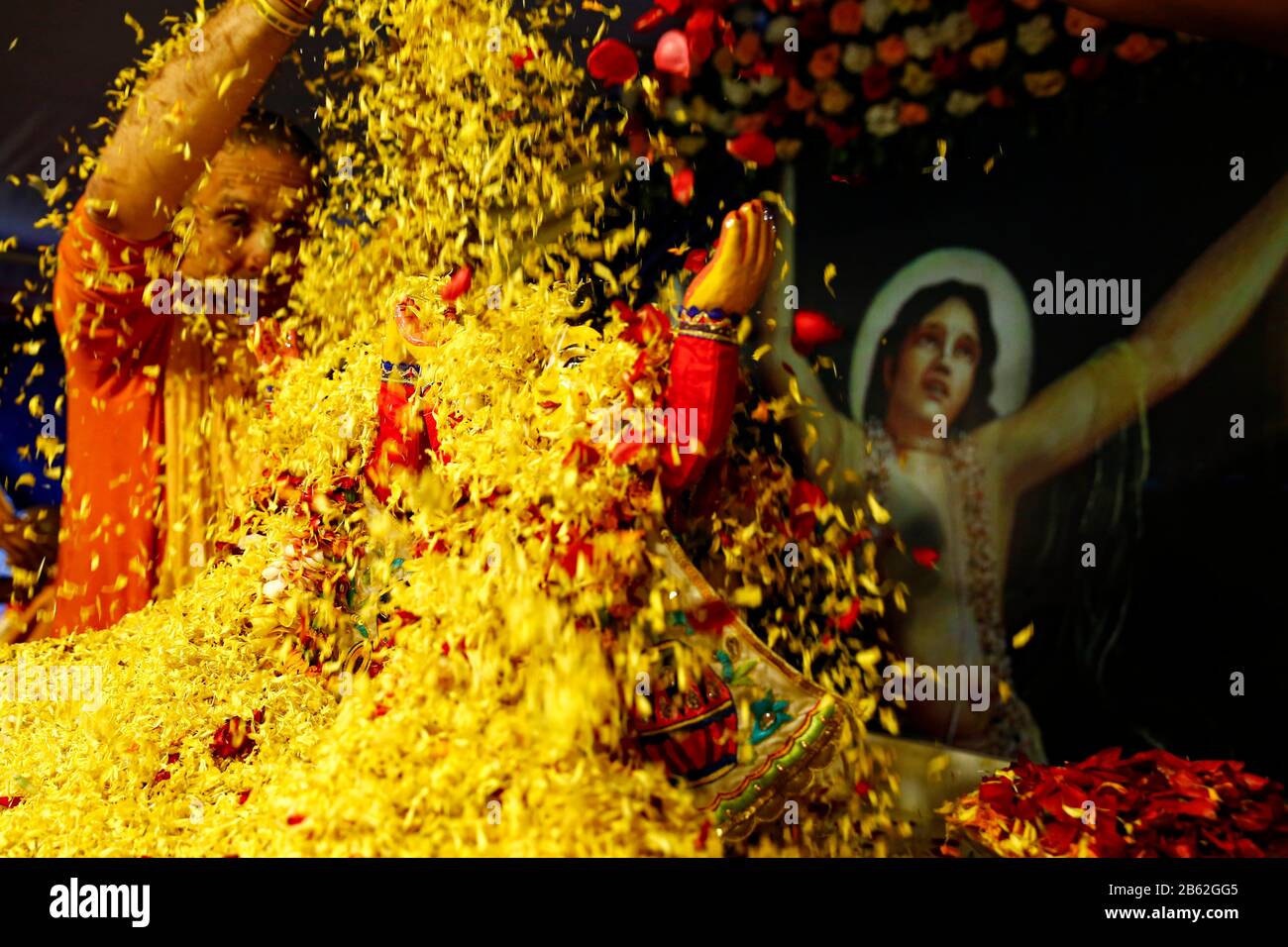 Kathmandu, Nepal. 9th Mar, 2020. A Nepalese Hindu devotee shower ...