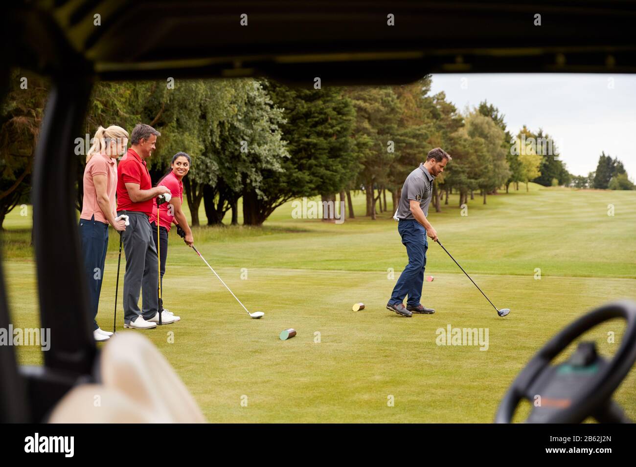 Golf lesson for group of people hi-res stock photography and images - Alamy