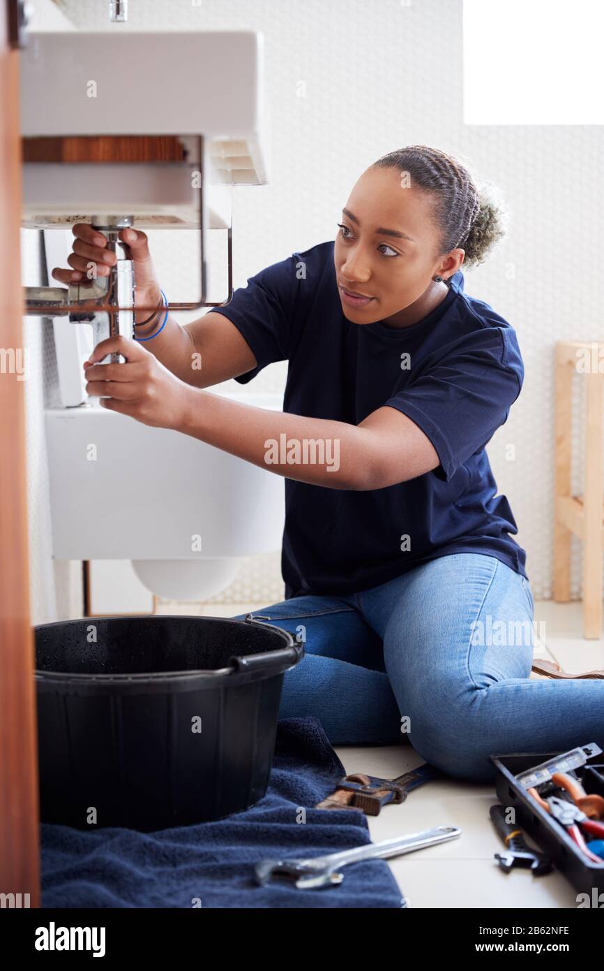 Female plumber working hi-res stock photography and images - Alamy