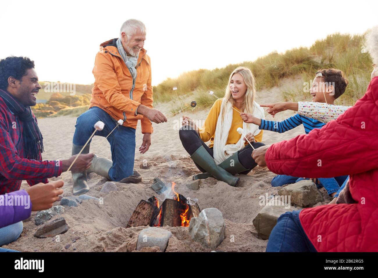 Toasting marshmallows fire hi-res stock photography and images - Alamy