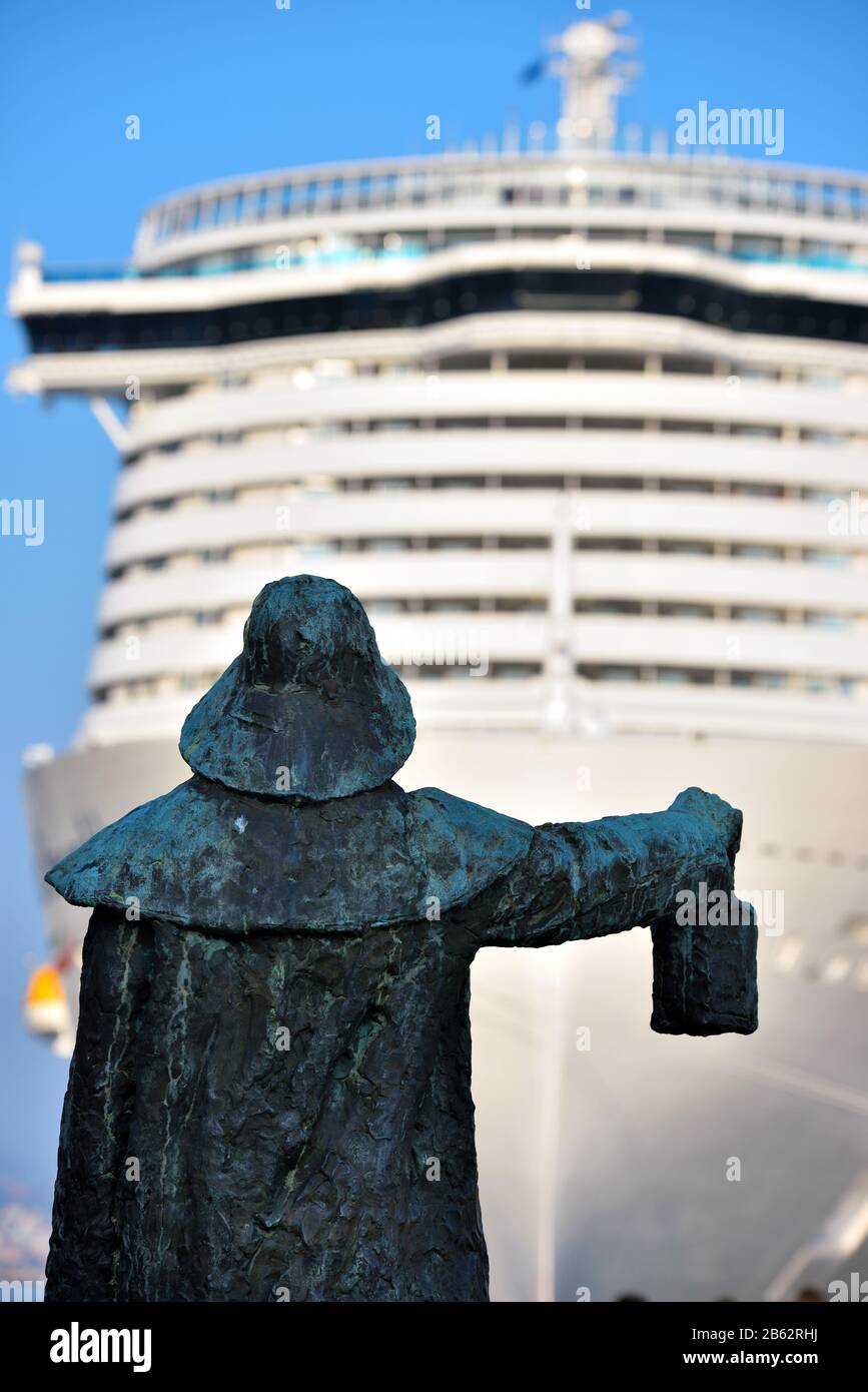Bronze statue sailor hi-res stock photography and images - Alamy